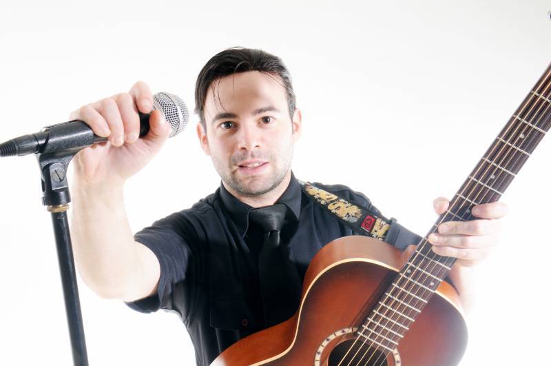 Jukebox Jonno: An oustanding Human Jukebox playing all the Songs you ...