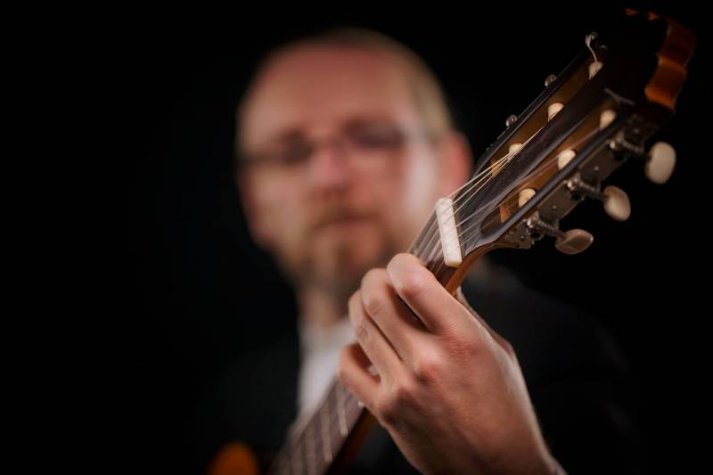 Tom Classical Guitarist: An experienced classical guitarist
