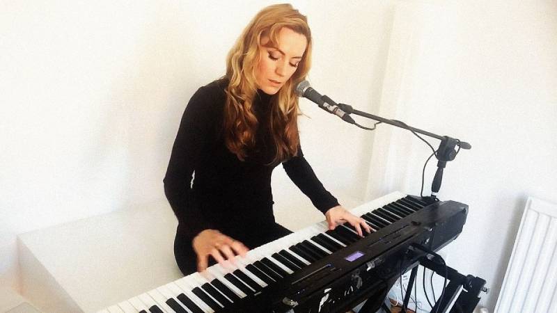 Alice Piano: Experienced and versatile pianist and singer