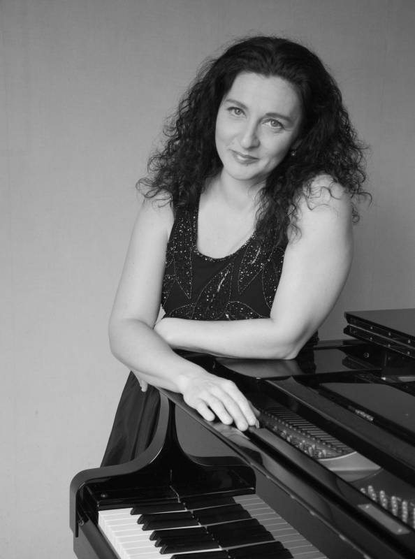 Anna Lisa: Fantastic classical pianist!