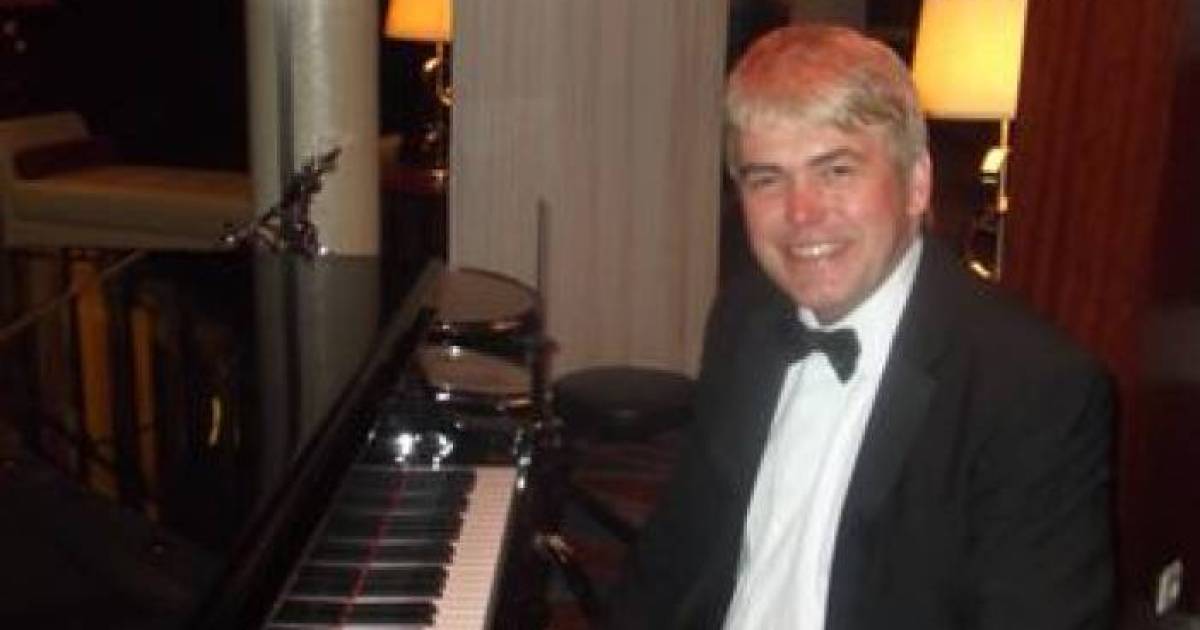 Peter Pianist: Peter plays simply beautiful piano music