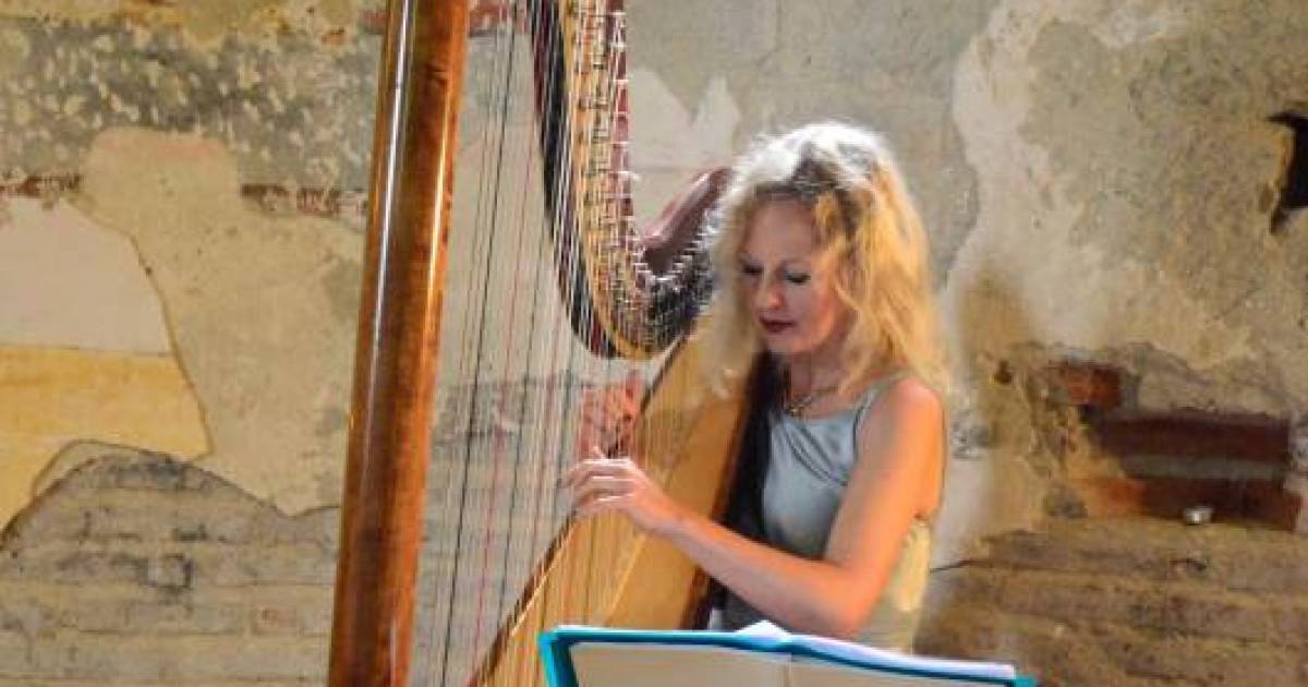 Ruth (Harpist): Exclusive and sophisticated musical presence