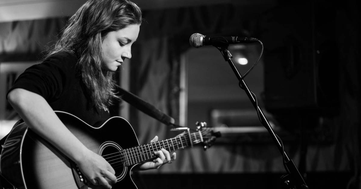 Vicki Sayers - Singer and Guitarist | Last Minute Musicians