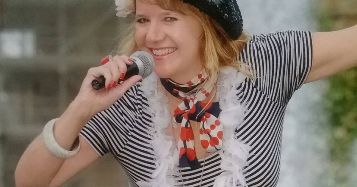 Fleur de Lune: Vocalist specialising in French chansons, cabaret, jazz ...