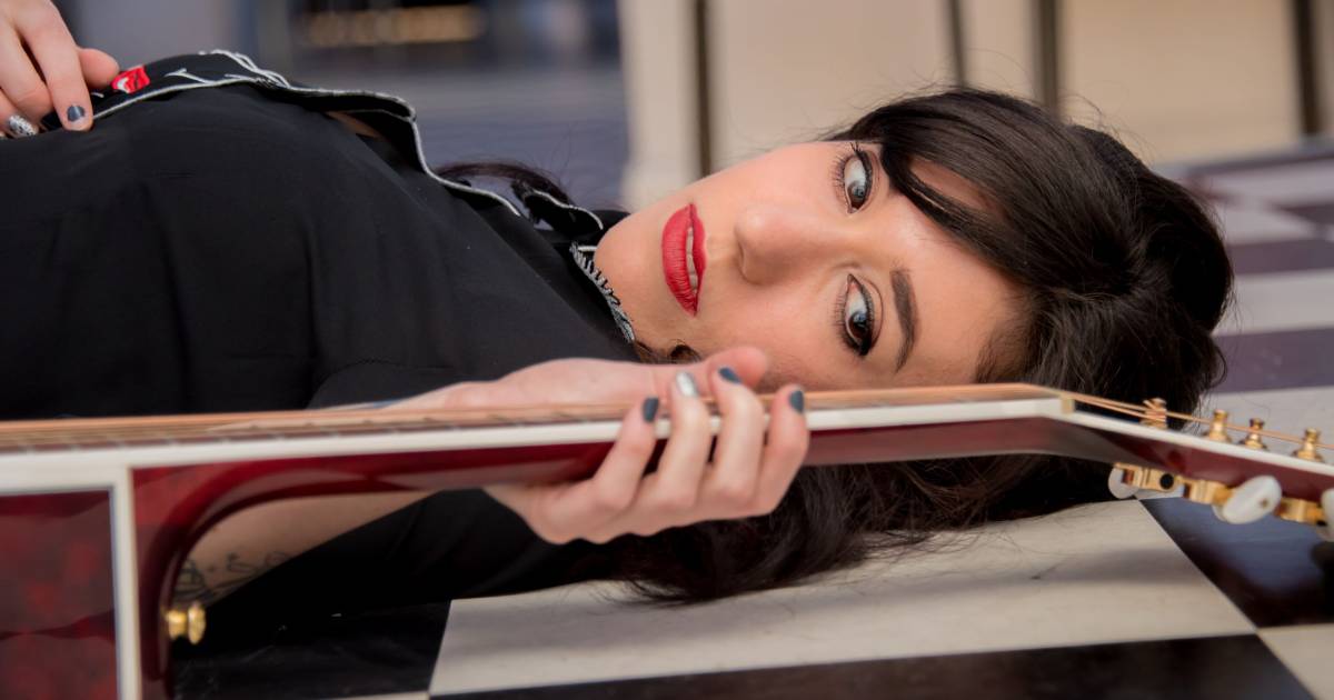 Millie: Experienced and versatile Vocalist and Acoustic Guitarist