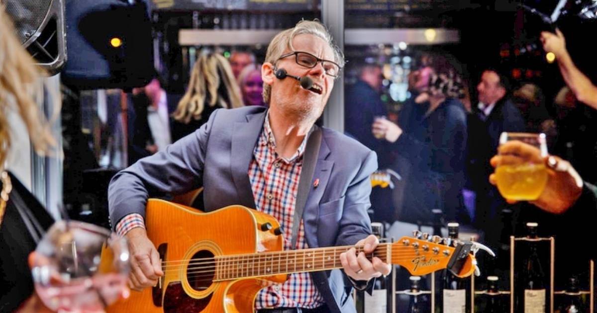 Ged Ryan: fantastic versatile guitar vocal | Last Minute Musicians