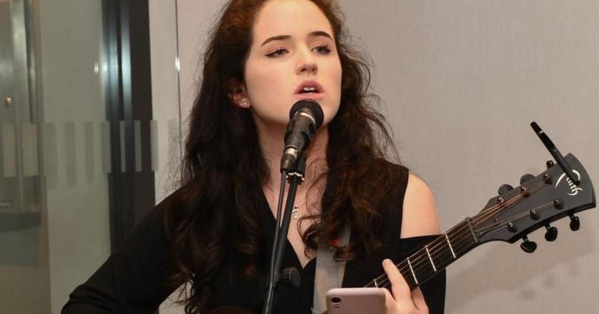 Laura Moon: Singing guitarist!