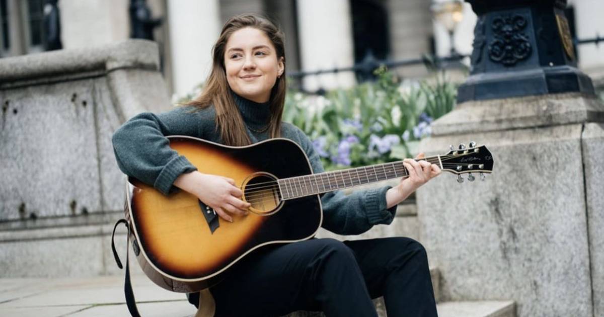 Vicki Sayers - Singer and Guitarist | Last Minute Musicians