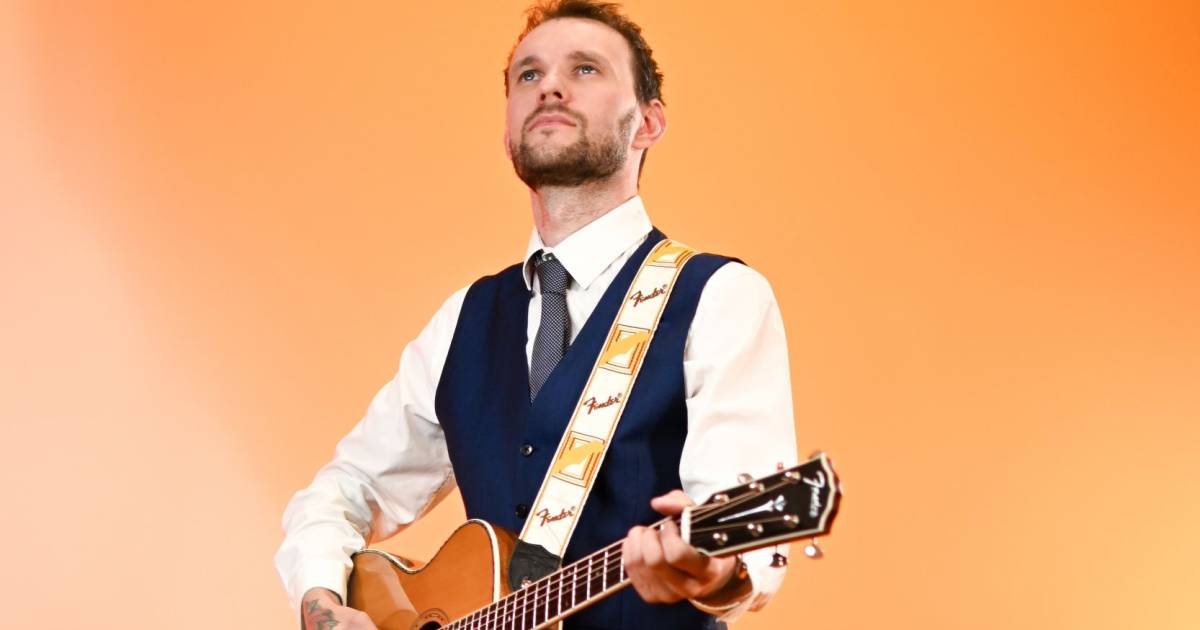 Tim M: Singer-guitarist!