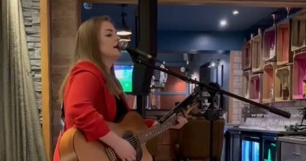 Chelsea (Singer/Guitarist): Experienced and versatile singer/guitarist ...