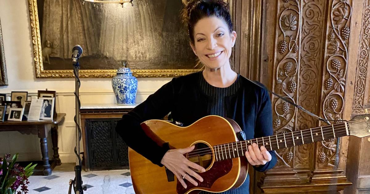 Ani Rose: Easy listening singer-guitarist!